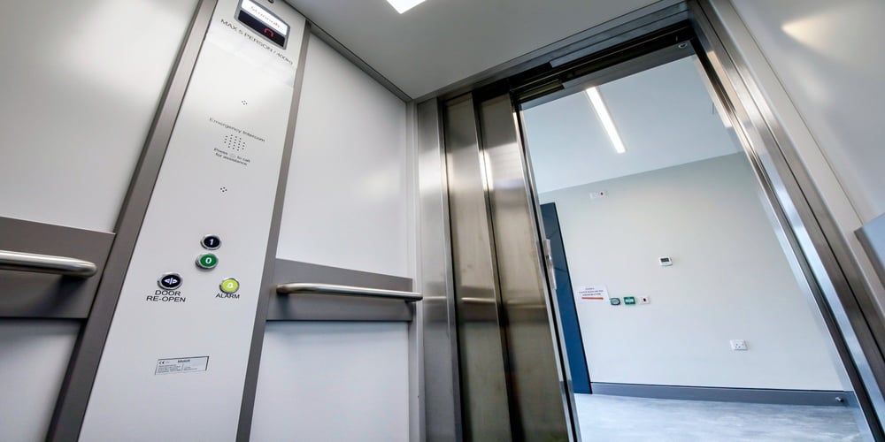 International Bomber Command, Piccolo, Platform lift